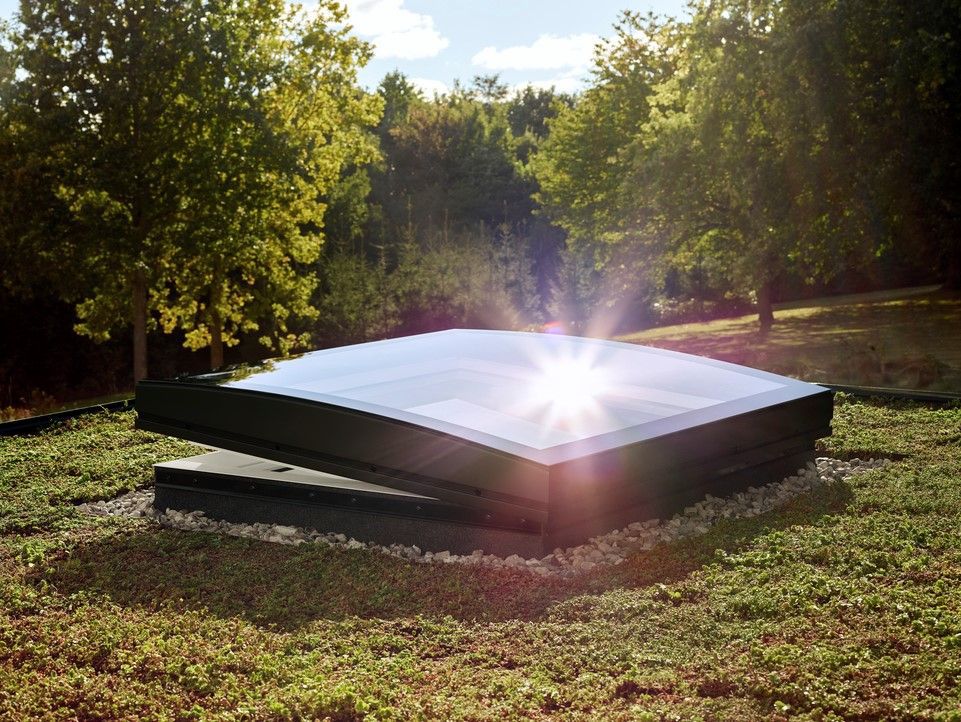 Ein Flachdachfenster mit integriertem Aufsetzkranz: Das Flachdach-Fenster KONVEX-GLAS von VELUX ...