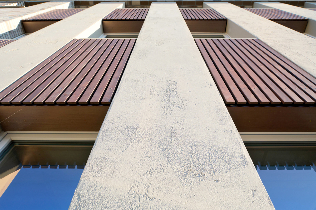 Holz, Putz und Klinkerriemchen geben dezente Fassade für Malerbetrieb ...