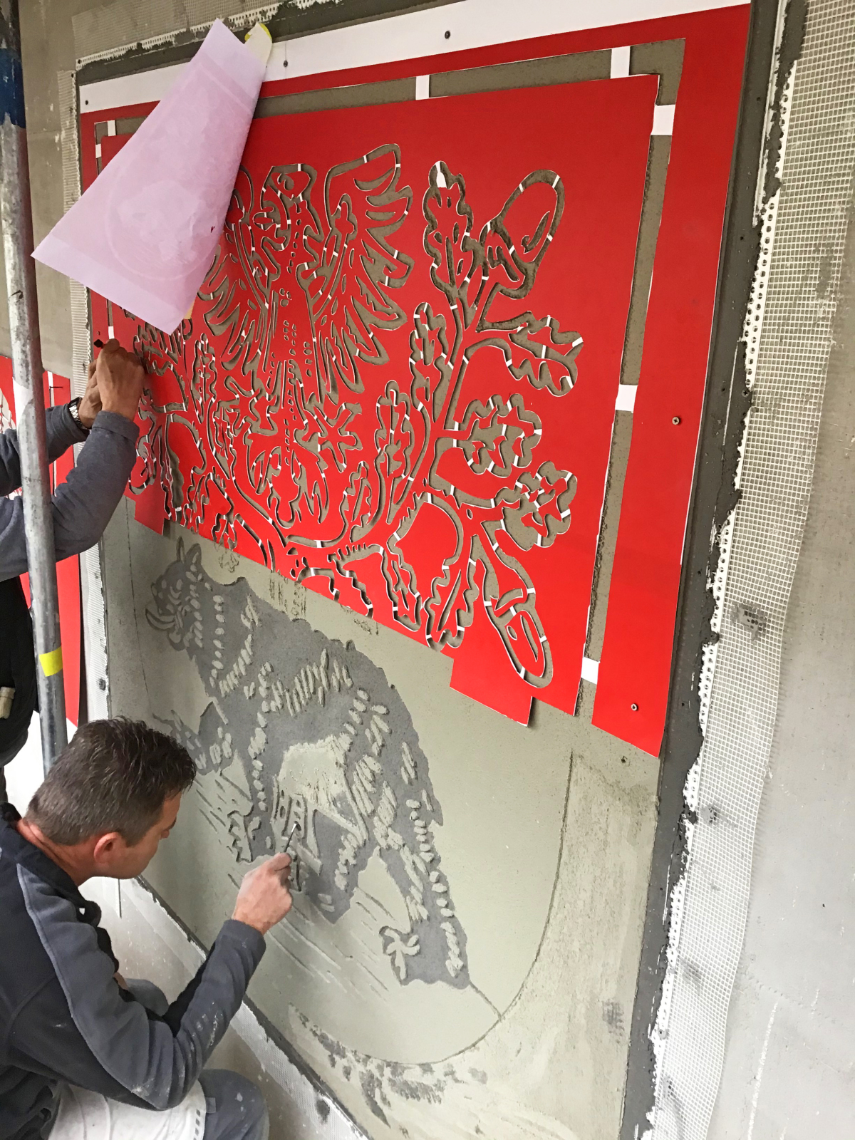 Putz in Besenstrichtechnik an der Fassade des Rathauses in Bernau ...