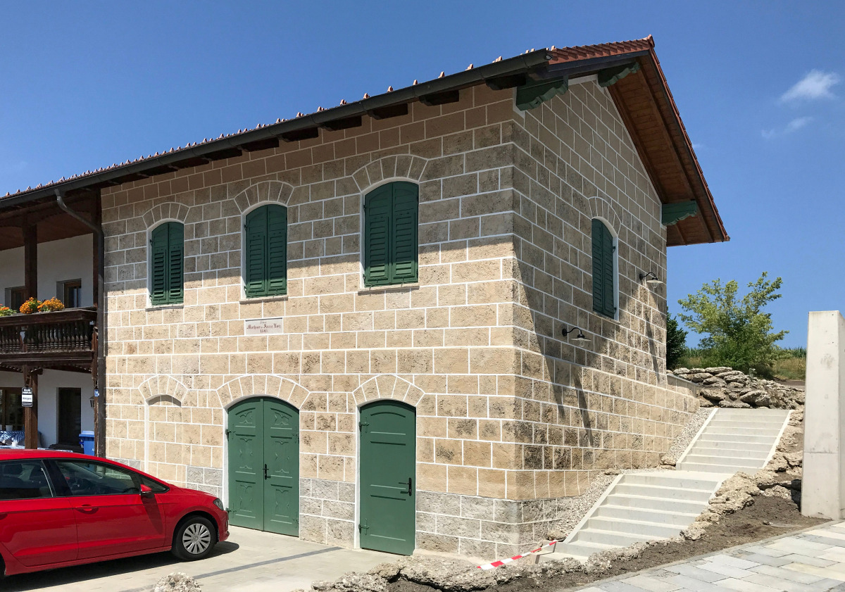 Stampfbeton-Fassade für einen denkmalgeschützten Gasthof in Tyrlaching ...
