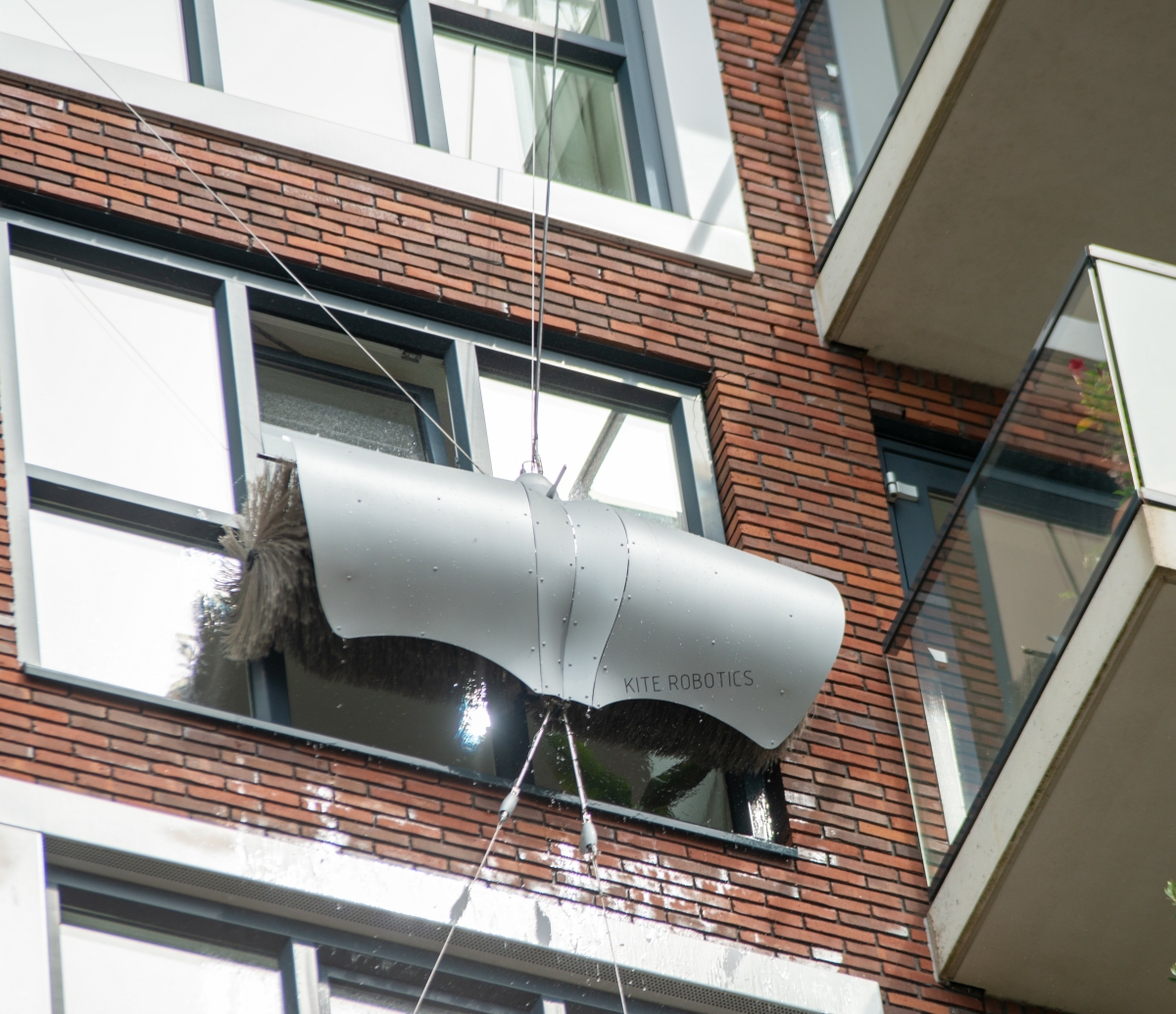 Roboter von Kite Robotics reinigt Fassaden - bauhandwerk