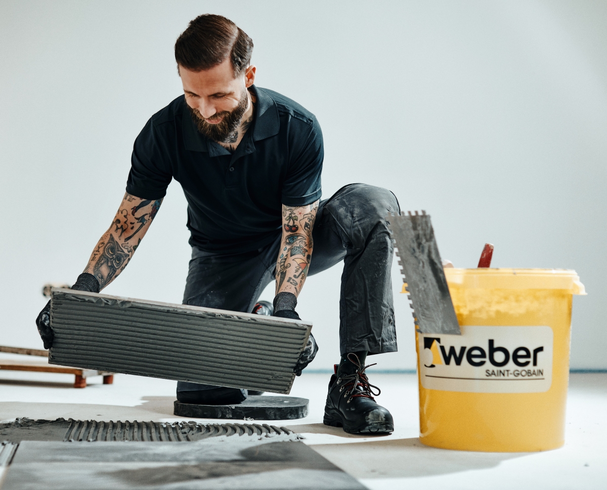 Fliesen verlegen ohne Hautirritationen - bauhandwerk