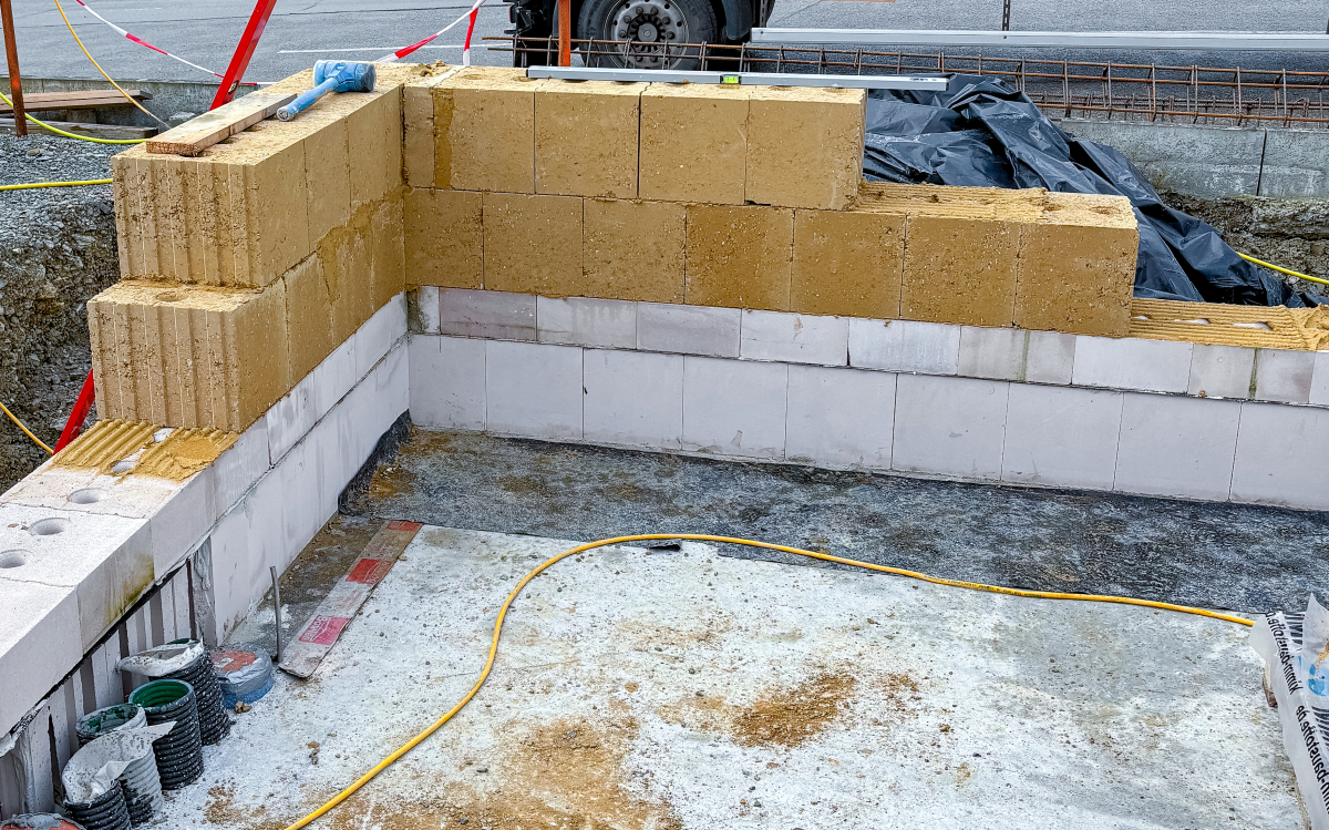 Norm macht Bauen mit tragendem Lehmsteinmauerwerk möglich - bauhandwerk