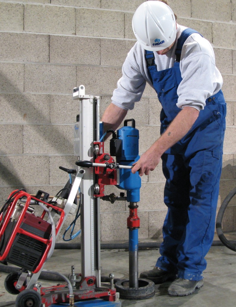 Betonbodensanierung durch Injektion - Bauhandwerk